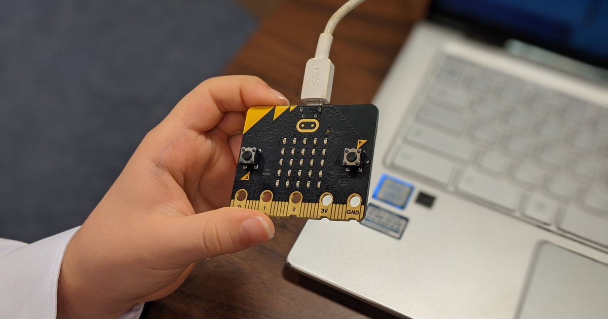 プログラミング教育向けマイコンボード「micro:bit」の新バージョンが発表、スピーカーとマイク、タッチセンサーを搭載|EdTechZine（エドテックジン）